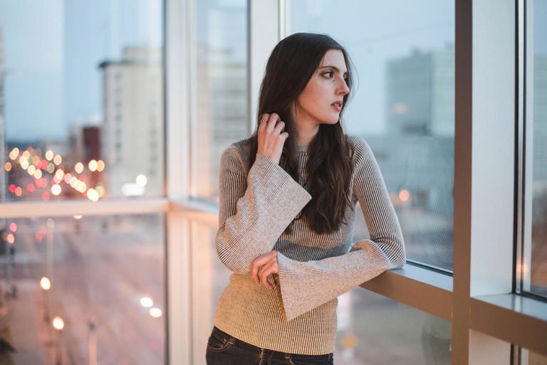 How to Pose for Pictures Like a Fashion Blogger (Tips + Tricks)