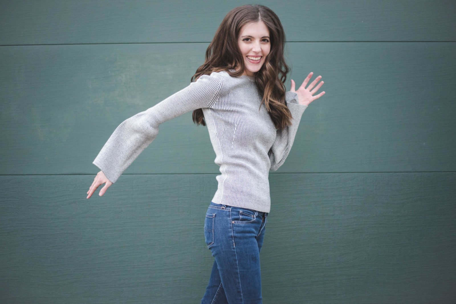 How to Pose for Pictures Like a Fashion Blogger (Tips + Tricks)