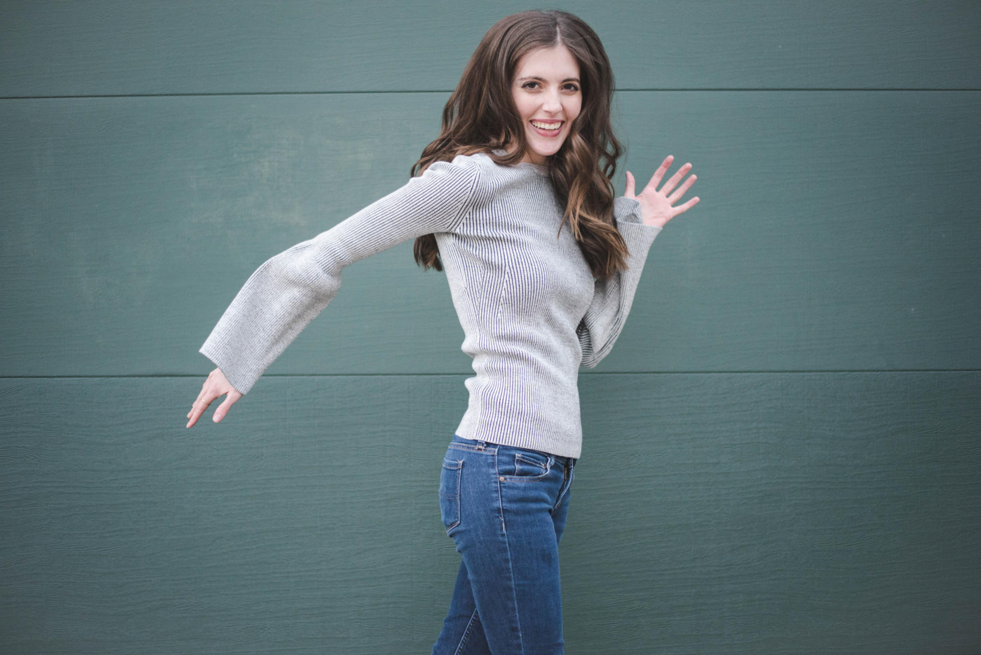 How to Pose for Pictures Like a Fashion Blogger (Tips + Tricks)