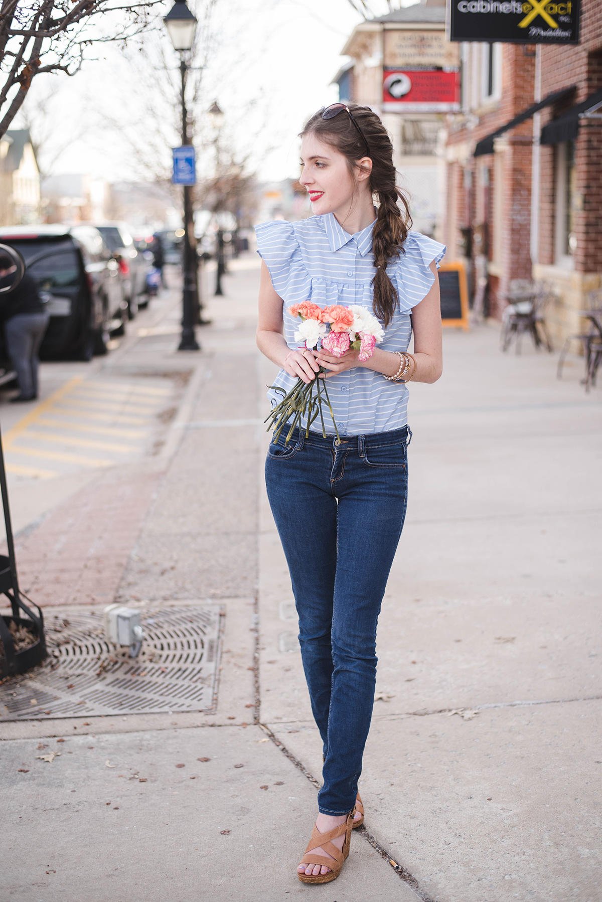 How to Pose for Pictures Like a Fashion Blogger (Tips + Tricks)